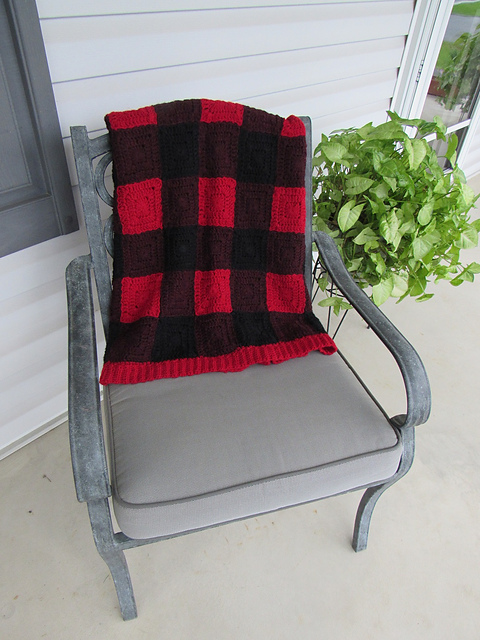 Ravelry: takdpm's Buffalo Check solid granny square baby blanket