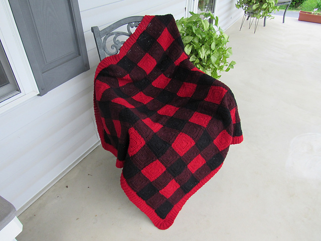 Ravelry: takdpm's Buffalo Check solid granny square baby blanket