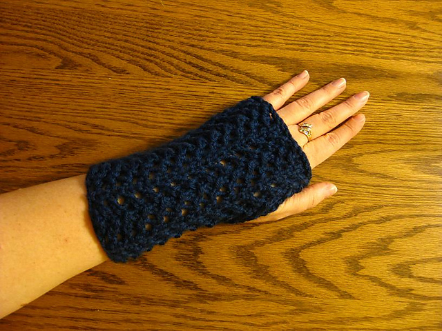 Ravelry: takdpm's Lace Wrist Covers