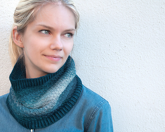 Ravelry: Onami Cowl pattern by Sheila Schneider