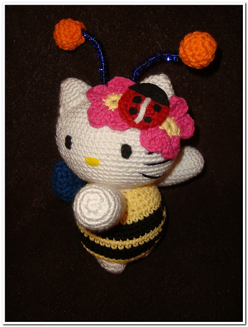 Ravelry: Bumble Bee Hello Kitty pattern by Eriko Teranishi (寺西 恵里子)
