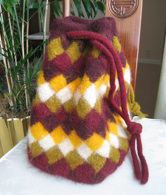 Ravelry: Entrelac Felted Bag pattern by Linda Seymour