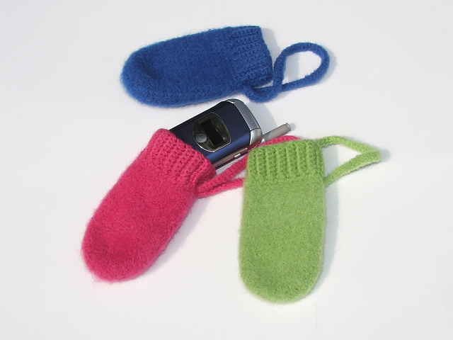 Ravelry: Felted Cell Phone Mitten pattern by Tara Schreyer