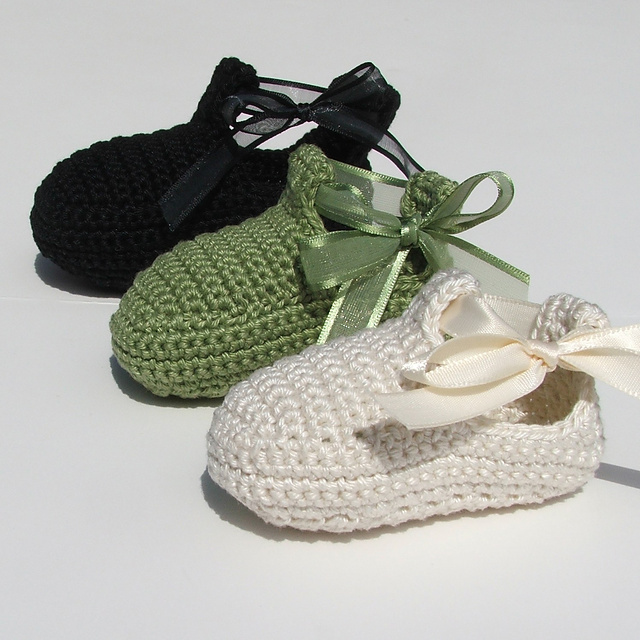 Ravelry: Baby Ribbon Shoes pattern by Tara Schreyer