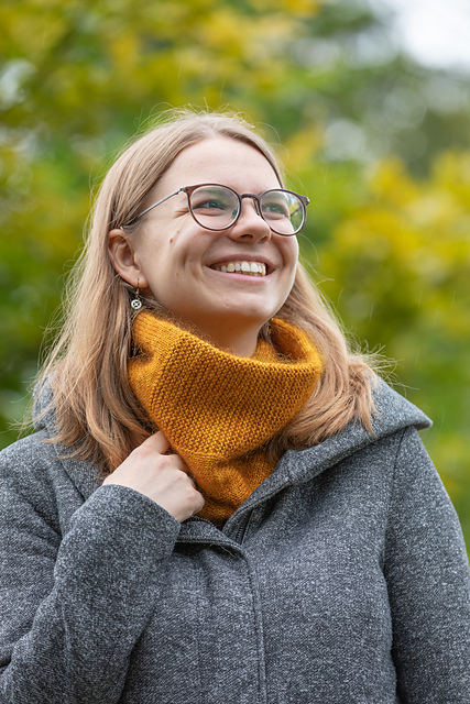 Ravelry: Yellow Brick Cowl pattern by Simone Bechtold