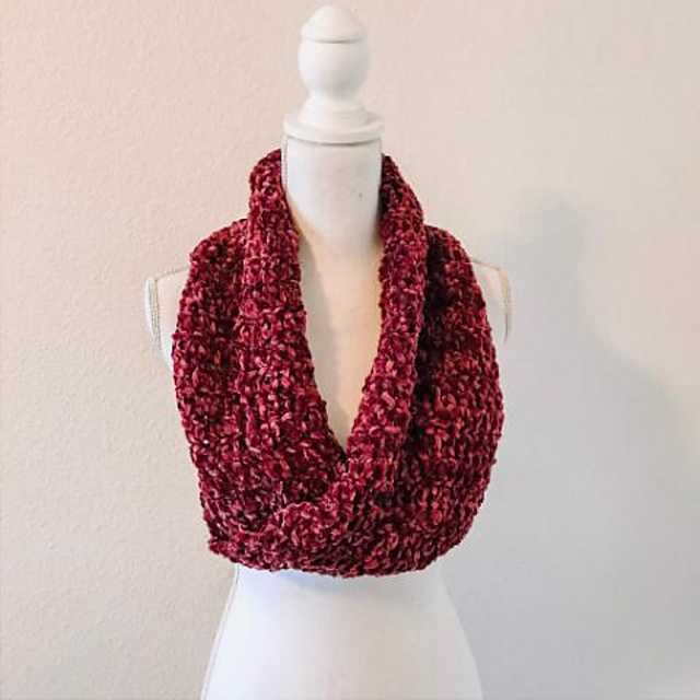 Ravelry: Tender Twist Infinity Scarf pattern by Laura Vargas