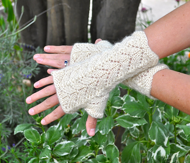 Ravelry: Mericash Wristwarmers pattern by Jean Gray