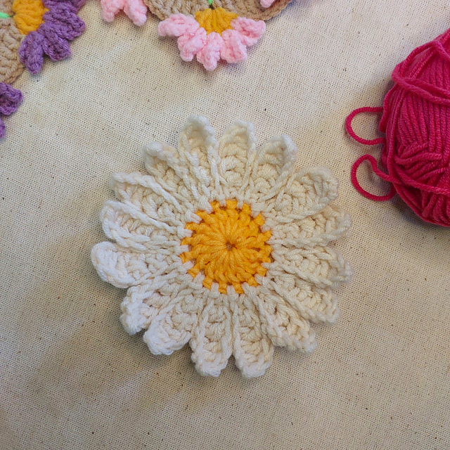 Ravelry: Easy daisy flower pattern by Thao Homemade Crochet