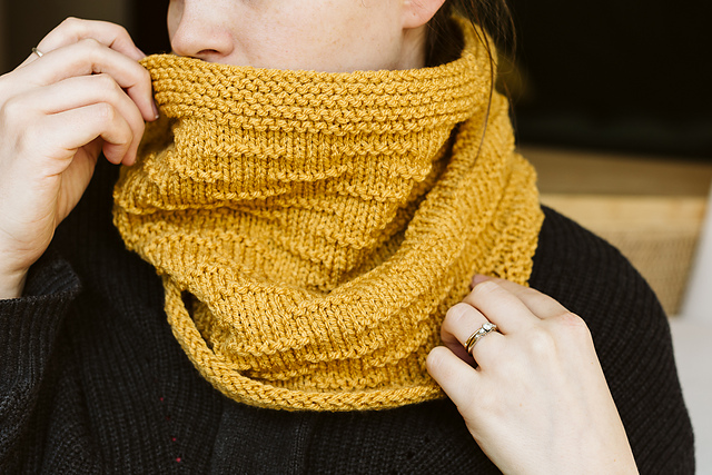 Ravelry: Dash Cowl pattern by The Blue Mouse