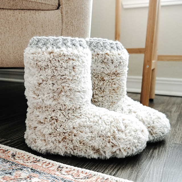 Ravelry: Snowed In Cabin Slippers pattern by Tanya Johnson | The Cozy Knot