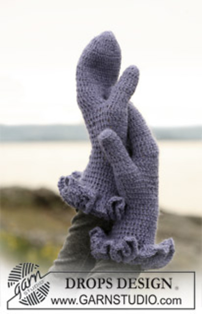 Ravelry: 108-43 Crochet mittens with wavy border pattern by DROPS design