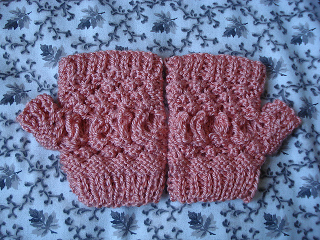 Ravelry: Hyacinth Gloves pattern by Huma Zafar