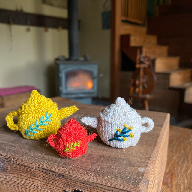 Ravelry: Tiny Woolen Teapots pattern by Erica McCurdy