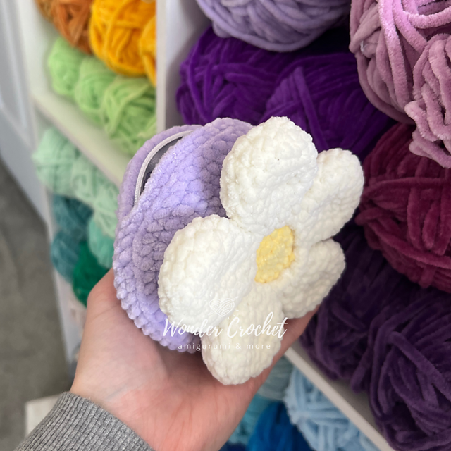 Ravelry: Daisy Coin Pouch pattern by Allison Wonder