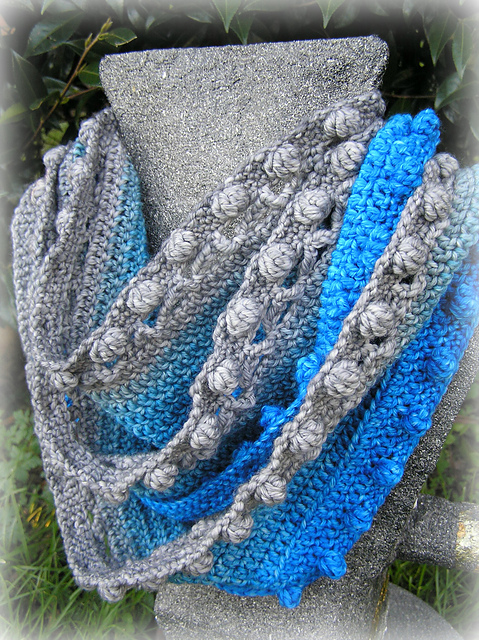 Ravelry: The Bobble Cowl pattern by Catrien Fick Kilpatrick (Yarnfloozy)