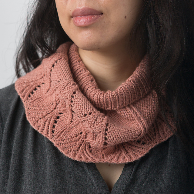 Ravelry: Natsuyo Cowl pattern by Thien-Kieu Lam