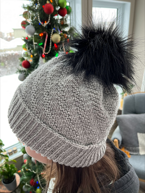 Ravelry: Tuque en diagonales pattern by Julie Simard