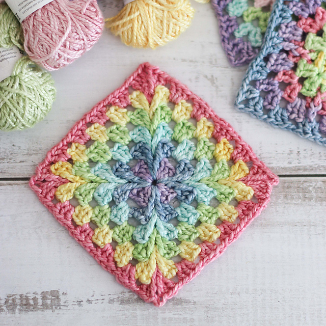Ravelry: Starburst square pattern by Caitie Moore (Thoresby Cottage)