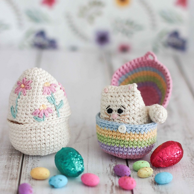 Ravelry: Easter egg surprise pattern by Caitie Moore (Thoresby Cottage)