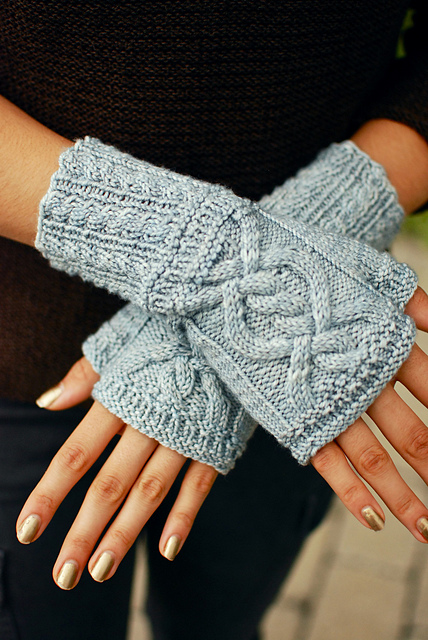 Ravelry: Twizz Mitts pattern by Kirsten Kapur