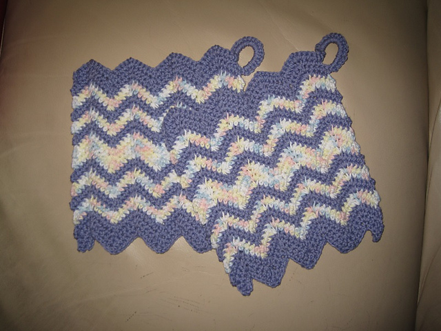 Ravelry: Topflappen Zick-Zack pattern by Coats Design Team