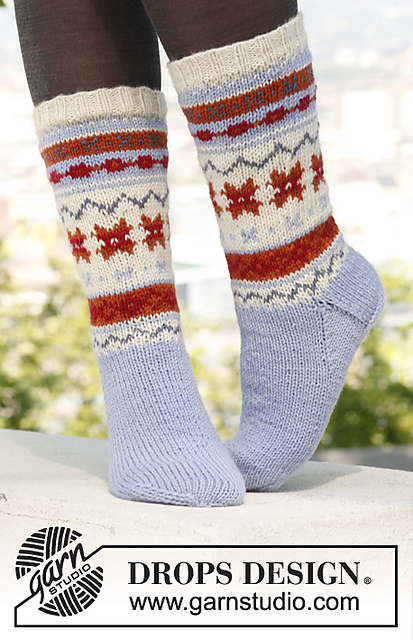 Ravelry: 0-880 Socks with pattern pattern by DROPS design