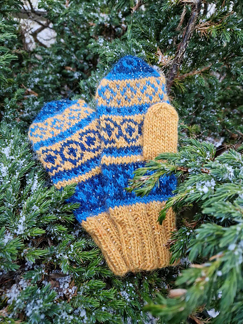 Ravelry: Skrautfiskavettlingar (fullorðins) pattern by Tinna Tómasdóttir