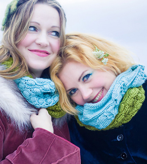 Ravelry: BFF Cowl pattern by Ysolda Teague & tiny owl knits