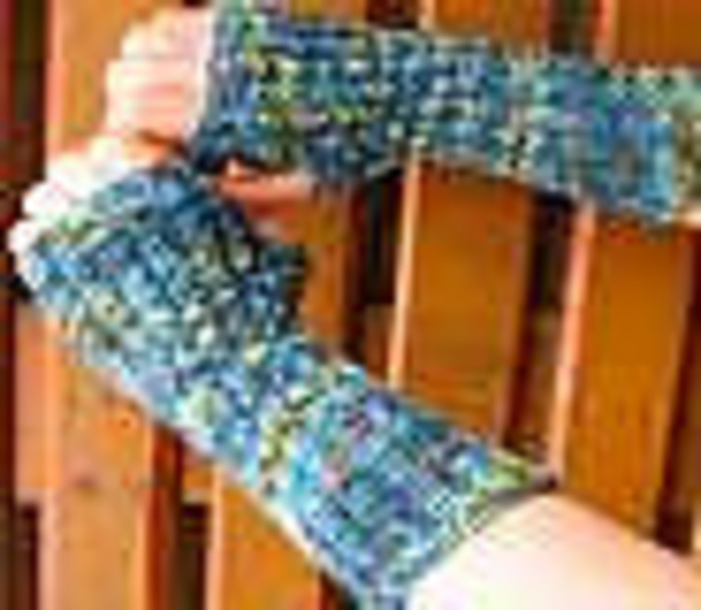 Ravelry: Hobo Fingerless Gloves pattern by Lynn Schneemeyer