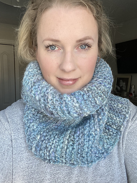 Ravelry: Easy Super Bulky Cowl pattern by Toye Knits
