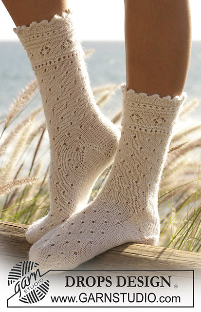 Ravelry: 100-20 Socks with lace pattern pattern by DROPS design