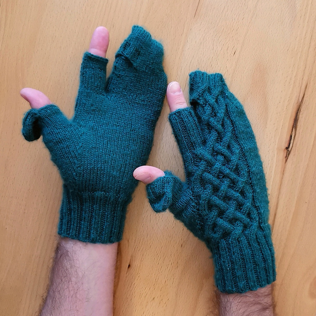 Ravelry: Split Mittens with two Flaps pattern by tom who knits