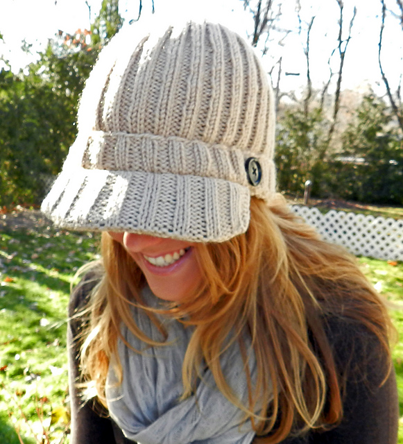 Ravelry: Billed Ribbed Hat pattern by Tricotoune