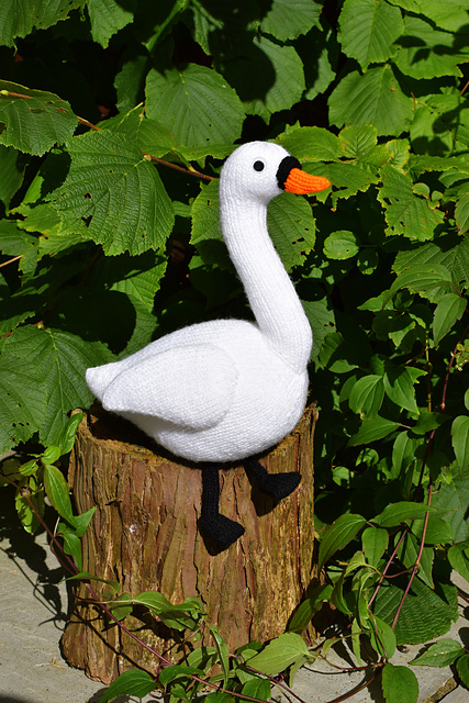 Ravelry: Yvonne the Swan pattern by Trish Roberts | trishlemoose