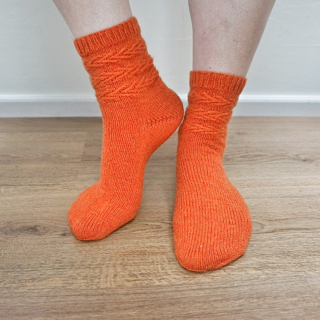 Ravelry: Phoenix Feather Socks pattern by Xandieme Evers