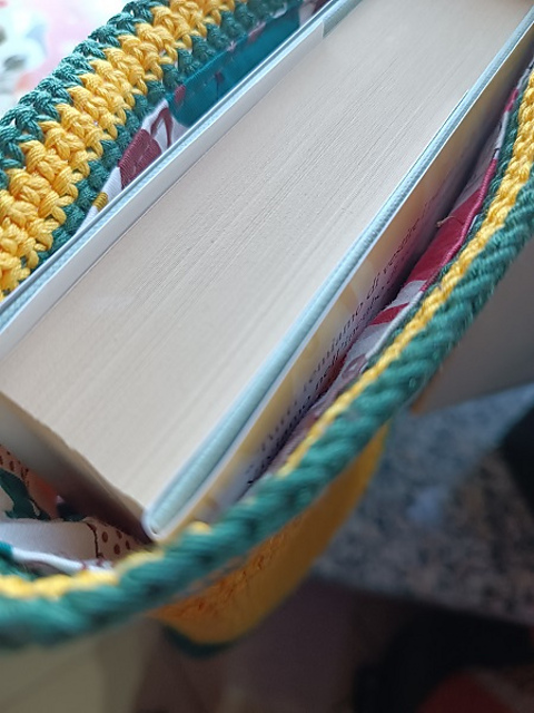 Ravelry: Yellow cats Book cover pattern by Valeria Burgazzoli