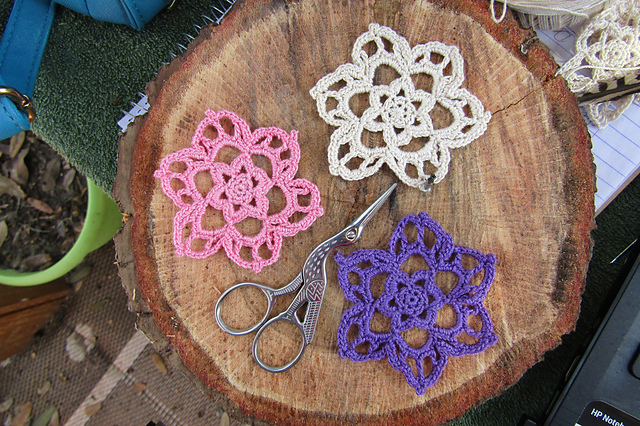 Ravelry: Lacy Day Flower pattern by jeanne rudd