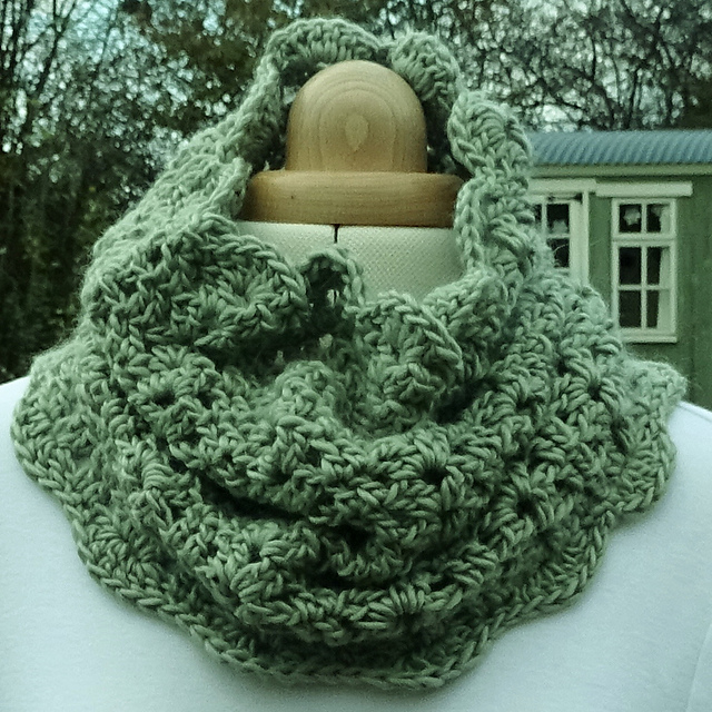 Ravelry: Round and Round Cowl pattern by Agrarian Artisan