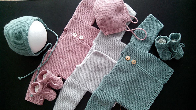 Ravelry: 2 Buttons baby cardigan (bebe) pattern by Verde Celadon