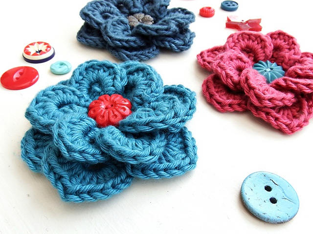 Ravelry: Overlapping petal flower pattern by Ali Burdon