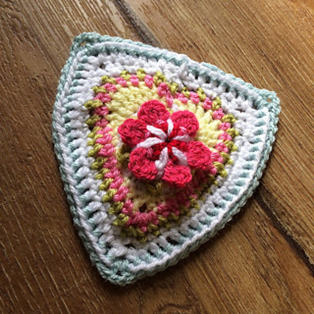 Ravelry: Hearts and Flowers Bunting pattern by Vera and Bess