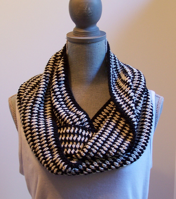 Ravelry: Sheffield Infinity Scarf pattern by Kristina Olson