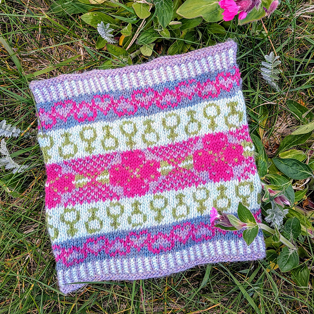 Ravelry: Girl Power Cowl pattern by Helen Barwick