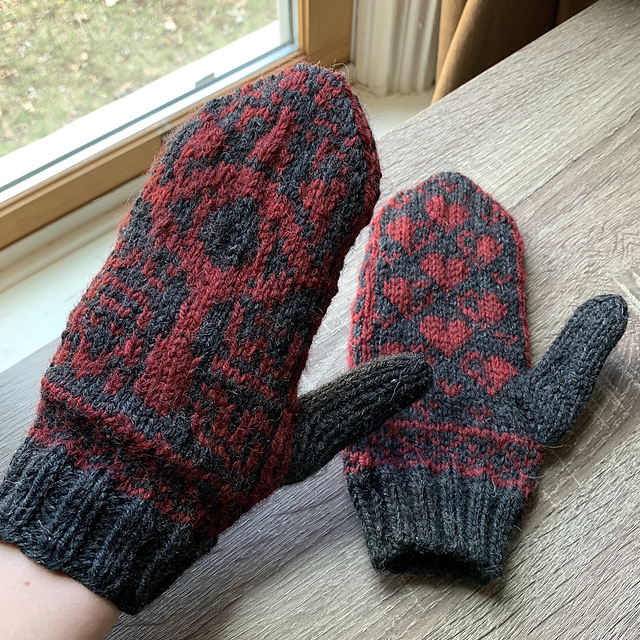 Ravelry: Sheikah Mittens pattern by weaboo dream boat