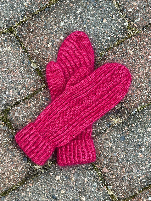 Ravelry: Ripsbær Votter pattern by Wenche Steffensen