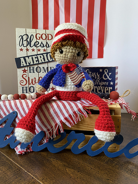 Ravelry: Patriotic Shelf Sitter pattern by Beth Dodson