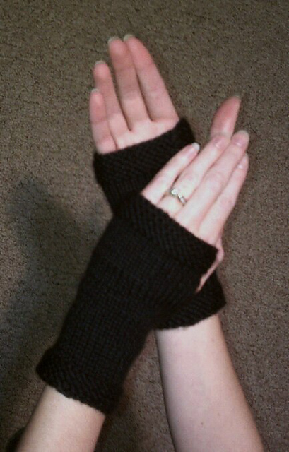 Ravelry: Flat-knit Wristies pattern by Lisa Haselow