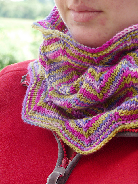 Ravelry: Chevron Cowl pattern by Kellie Pederson