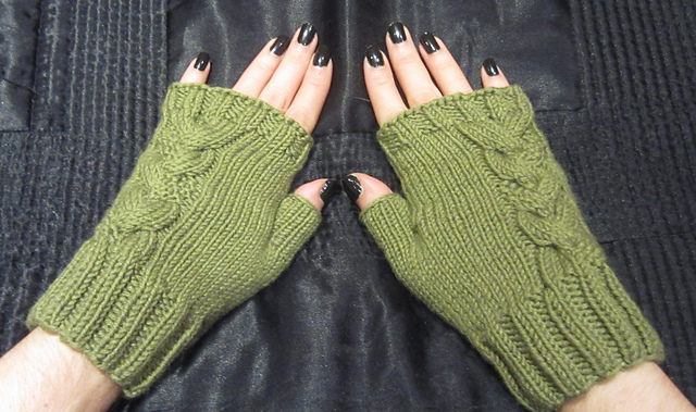 Ravelry: Mirror mittens pattern by Mònica Cifuentes