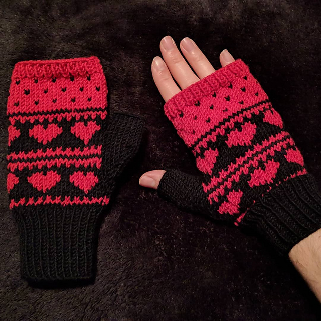 Ravelry: Love Mittens pattern by Mònica Cifuentes